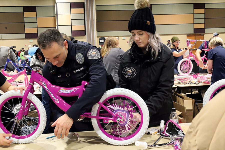 Volunteers lend a hand at bike-building event in Kennewick | Tri-Cities ...